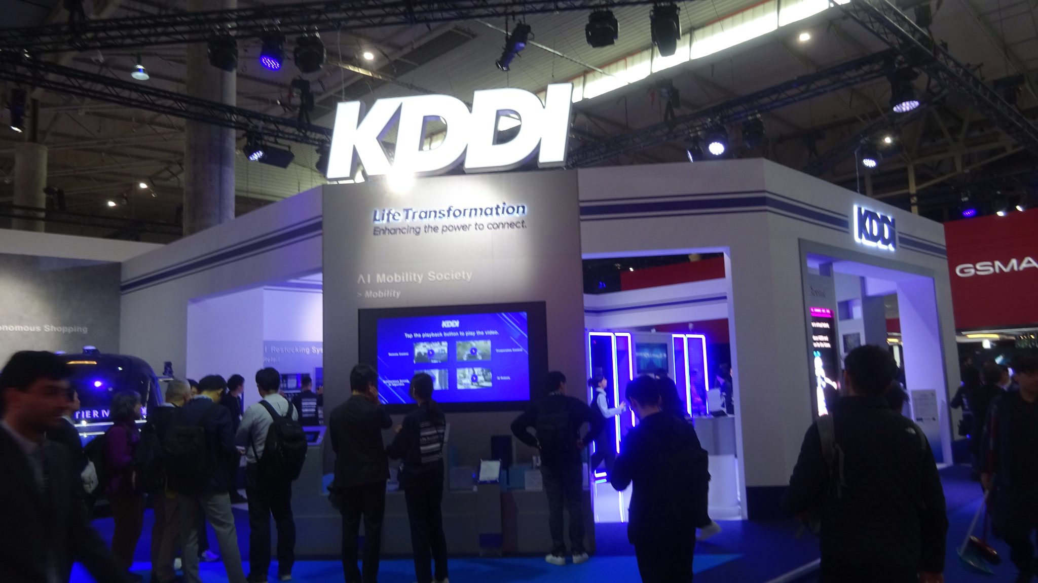 [MWC2025] KDDI、コンビニサービスからモビリティ社会のユースケースをみせる