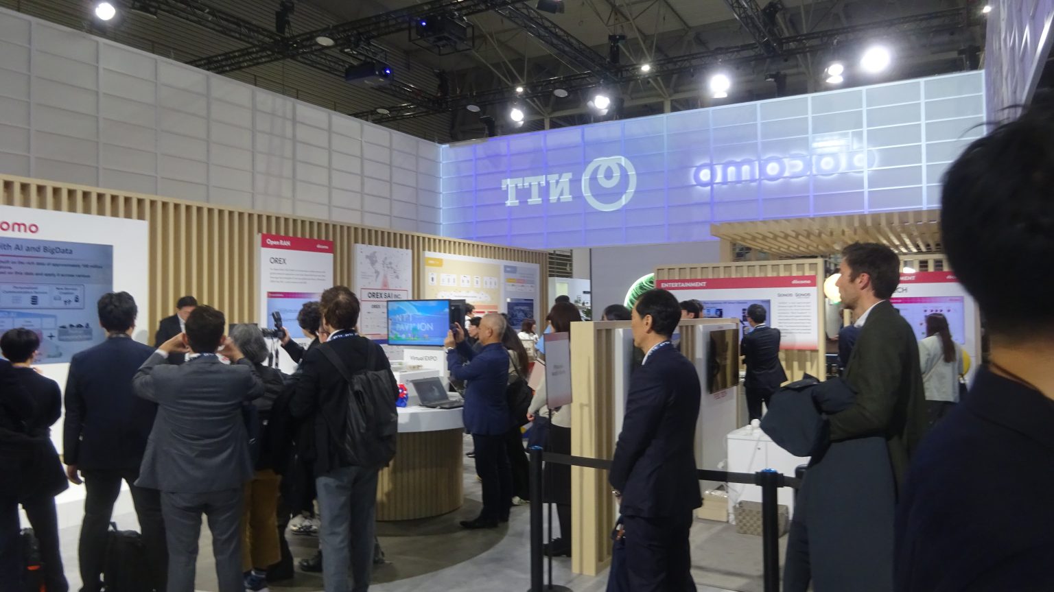 [MWC2025] NTTドコモ、次世代通信技術の国際標準化活動やグローバルビジネスの推進を示す